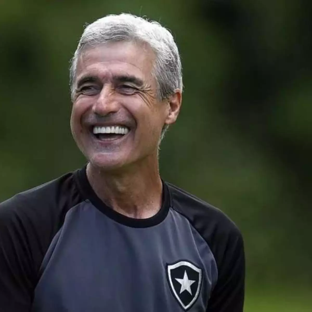 Por R$ 2 milhões/mês Luís Castro assume o Grêmio em 2025