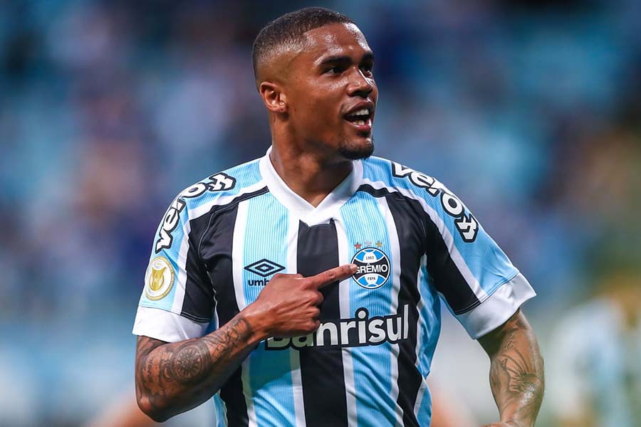 Douglas Costa se dá mal e vence votação que ninguém queria