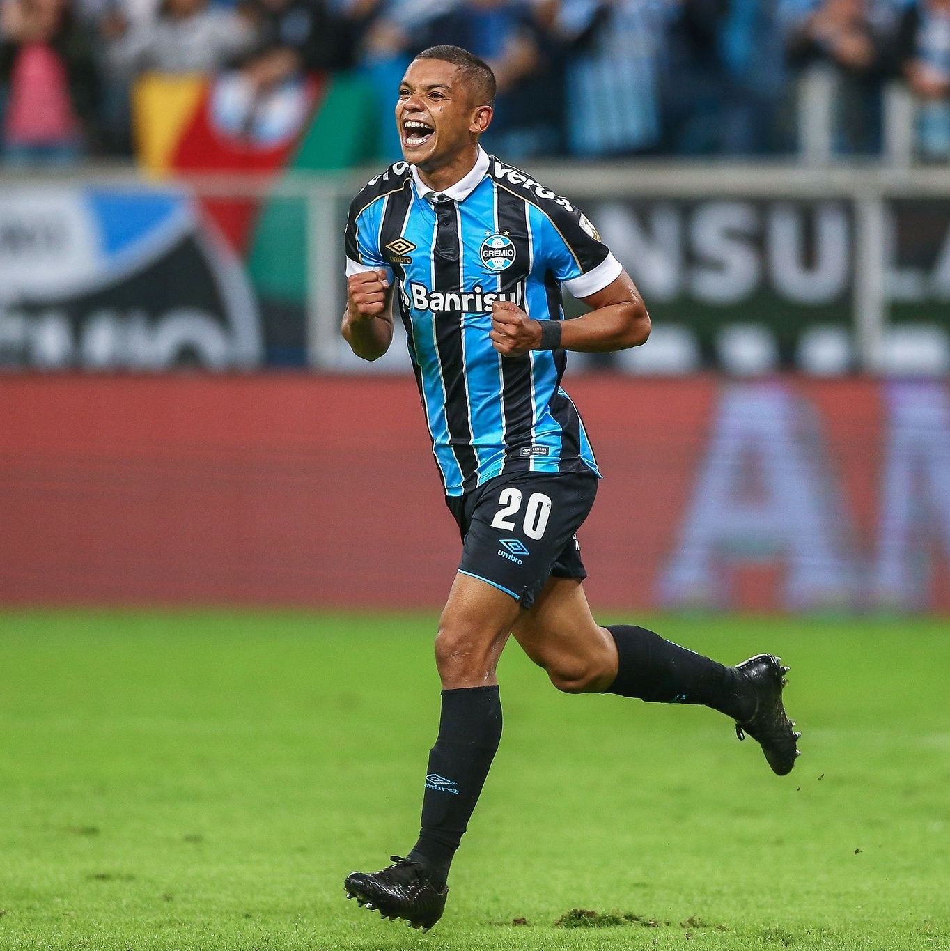 David Braz vai voltar a jogar com Kannemann e Villasanti